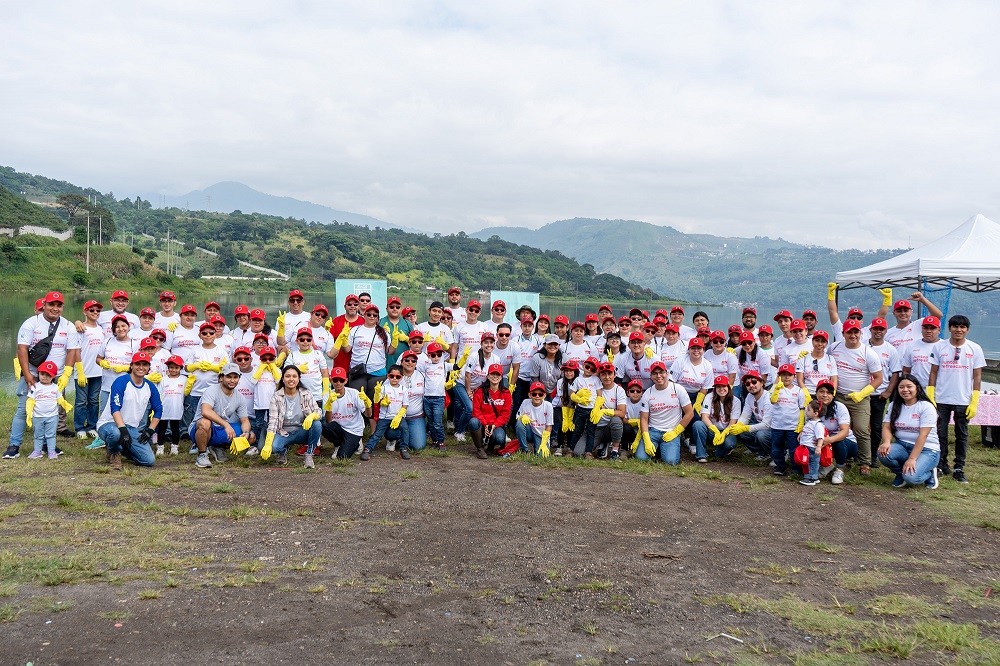 Voluntarios Coca-Cola limpian playas del país | Marcas y Negocios Gt